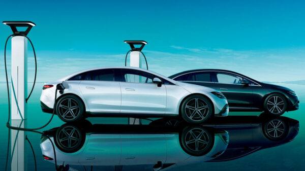 ミドルサイズセダンEVのメルセデス・ベンツEQEが日本デビュー。車両価格は1248～1922万円に設定 - カー・アンド・ドライバーonline [CAR and DRIVER]