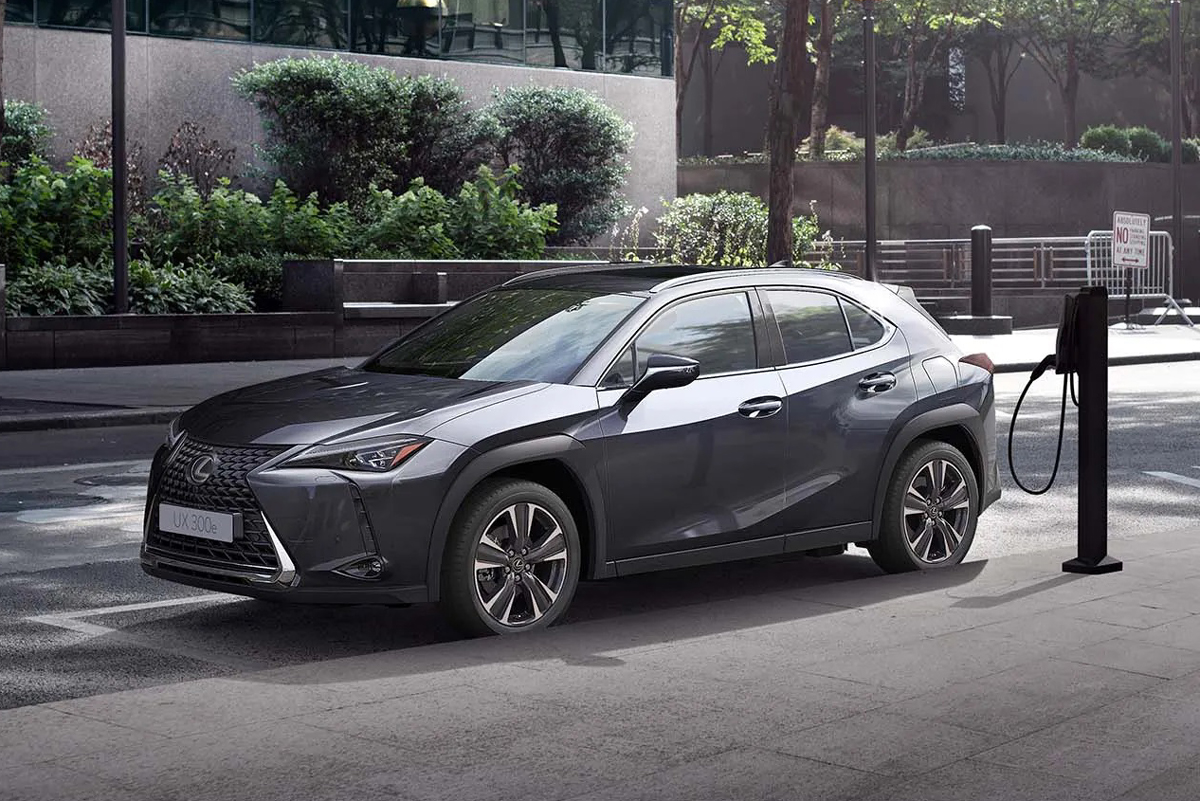 レクサスUX300eの改良モデルが発売。新開発の電池パックの採用により航続距離が約40％アップ - カー・アンド・ドライバーonline [CAR and DRIVER]