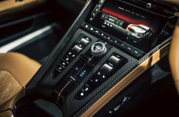 アストンマーティンDBシリーズの新世代スポーツカー「DB12」が登場 - カー・アンド・ドライバーonline [CAR and DRIVER]