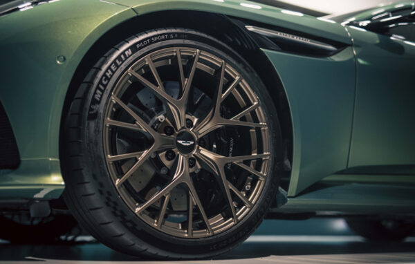 アストンマーティンDBシリーズの新世代スポーツカー「DB12」が登場 - カー・アンド・ドライバーonline [CAR and DRIVER]