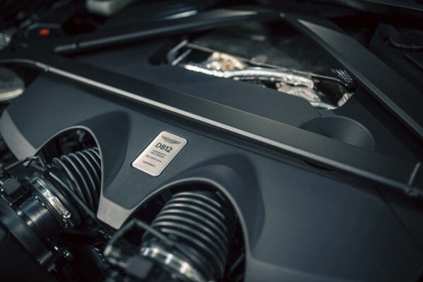 アストンマーティンDBシリーズの新世代スポーツカー「DB12」が登場 - カー・アンド・ドライバーonline [CAR and DRIVER]