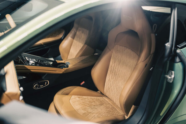 アストンマーティンDBシリーズの新世代スポーツカー「DB12」が登場 - カー・アンド・ドライバーonline [CAR and DRIVER]