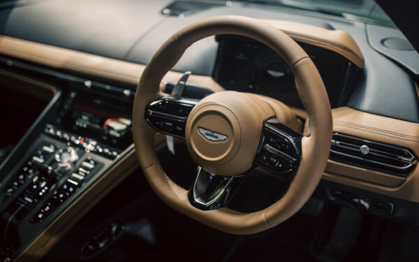 アストンマーティンDBシリーズの新世代スポーツカー「DB12」が登場 - カー・アンド・ドライバーonline [CAR and DRIVER]