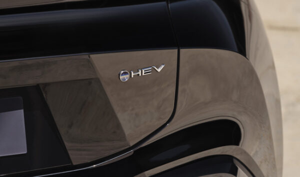 日本への未導入が残念！ 欧州で第2世代の新型トヨタC-HRがデビュー - カー・アンド・ドライバーonline [CAR and DRIVER]