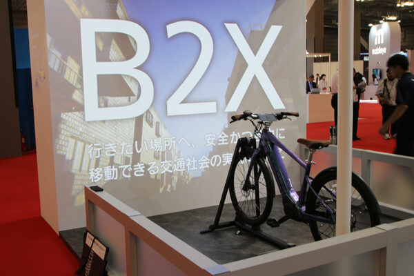 ITSを利用して自転車の出会い頭事故を避ける「パナソニックのB2X」を体験 - カー・アンド・ドライバーonline [CAR and DRIVER]