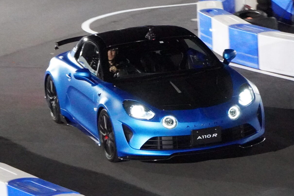 都内の電動カート施設をアルピーヌA110Rチュリニが駆け抜けた！アルピーヌF1ドライバー、そして2輪界のレジェントも登場 - カー・アンド・ドライバーonline [CAR and DRIVER]