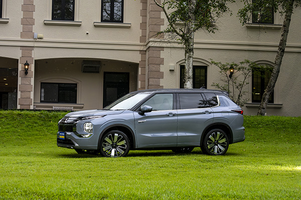 【最新モデルNEWS】三菱アウトランダーPHEVが、より上質・快適に大幅リファイン。約20%パワフルになり100km超のEV走行距離を実現。ヤマハと共同開発したオーディオを標準装備する ...