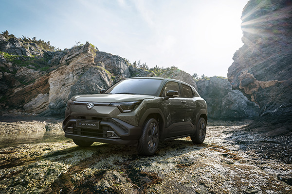 スズキ初の世界戦略BEV「e VITARA」をイタリアで初公開。SUVルックが凛々しい本格派は2025年夏に発売！ - カー・アンド・ドライバーonline [CAR and DRIVER]