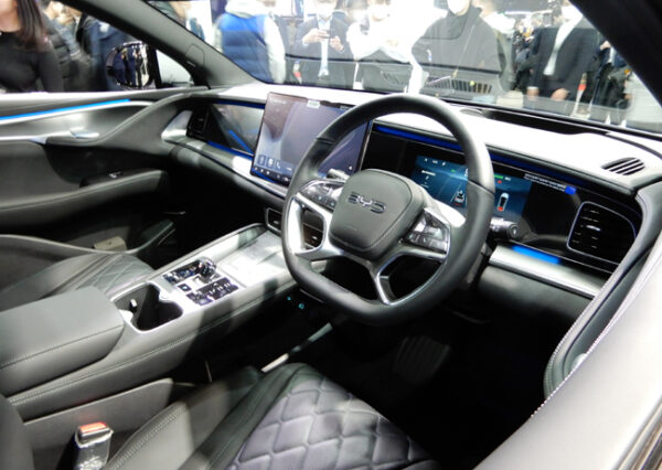 BYDがクロスオーバーSUVスタイルの電気自動車「シーライオン7」を日本初公開。発売は今春を予定 - カー・アンド・ドライバーonline [CAR and DRIVER]