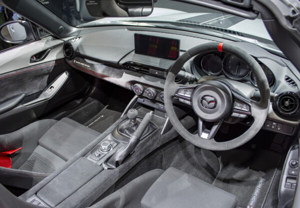 200psユニット搭載。理想のロードスター「MAZDA SPIRIT RACING ROADSTER 12R」完成 - カー・アンド・ドライバーonline [CAR and DRIVER]