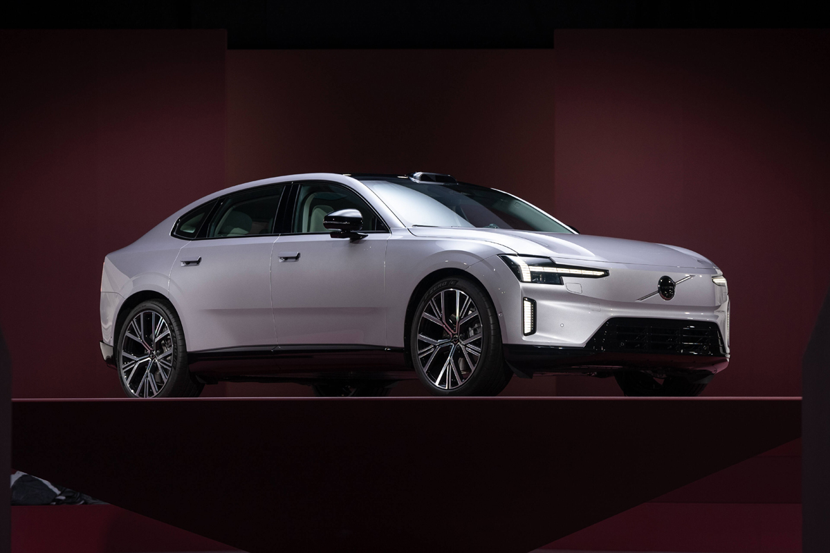 ボルボの新世代フラッグシップEVサルーン「ES90」が初公開 - カー・アンド・ドライバーonline [CAR and DRIVER]